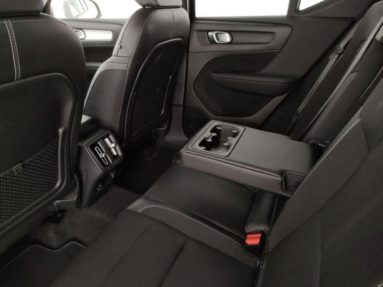 Acquista online VOLVO XC40