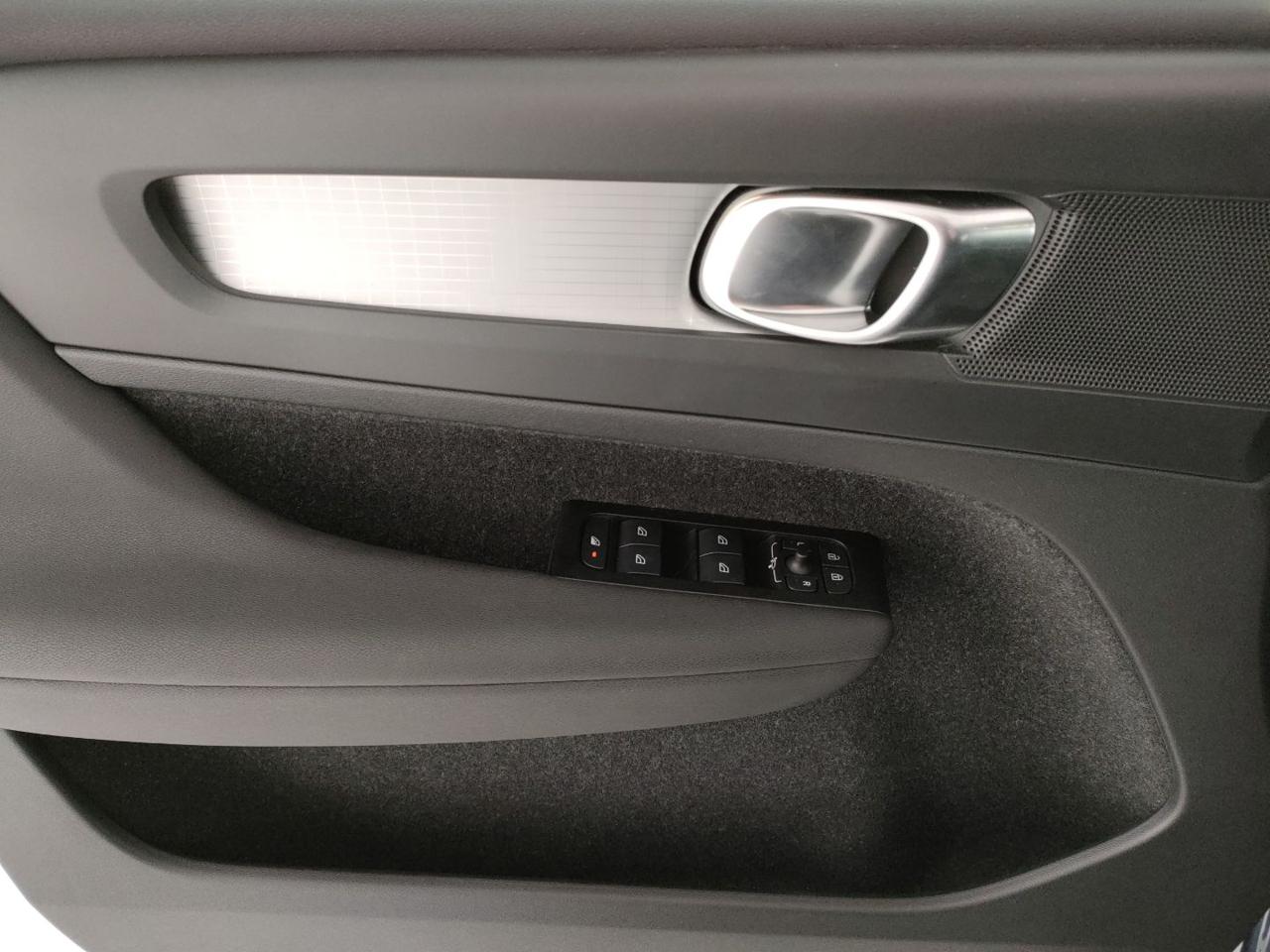 Acquista online VOLVO XC40