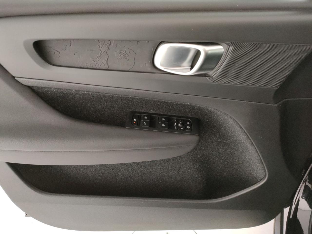 Acquista online VOLVO XC40