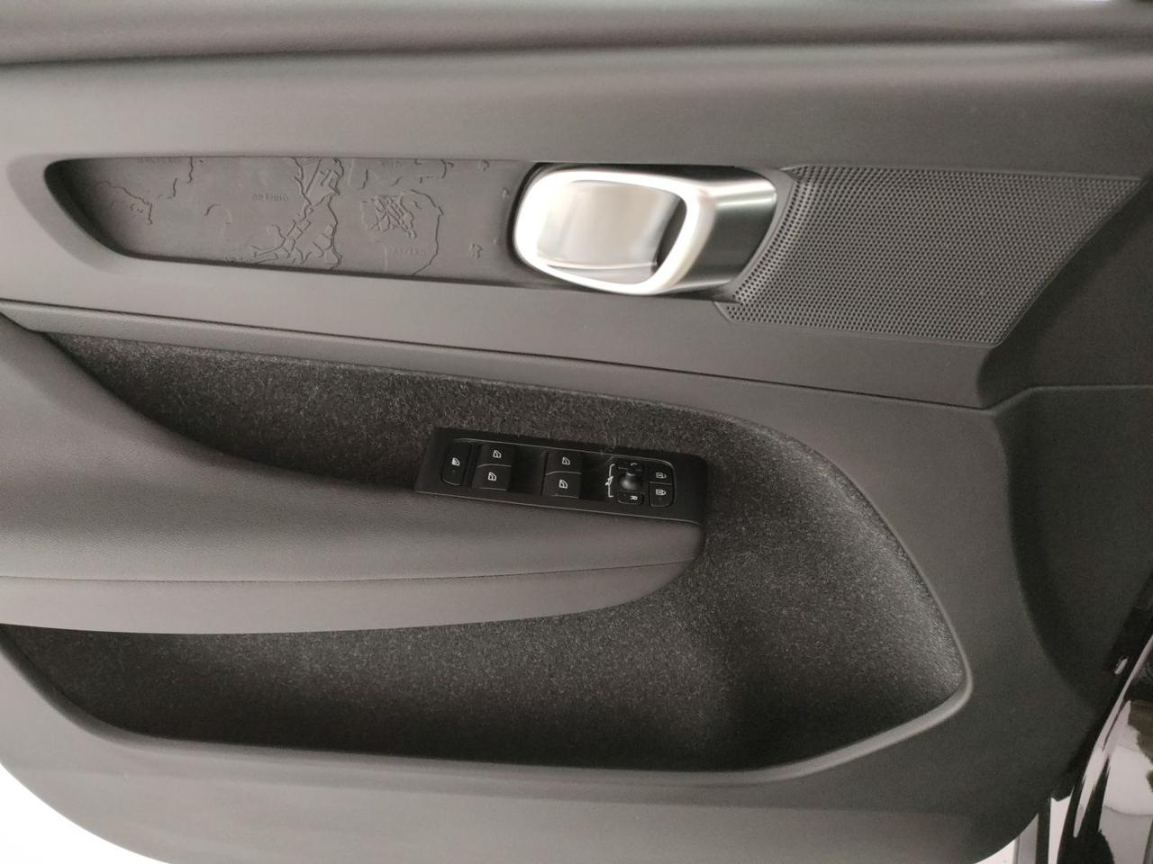 Acquista online VOLVO XC40