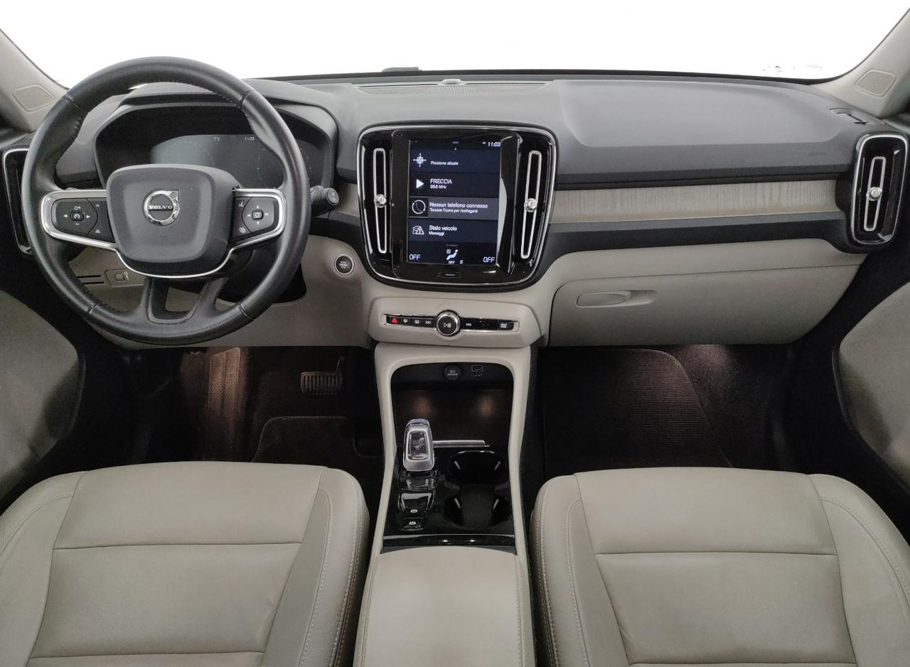 Acquista online VOLVO XC40