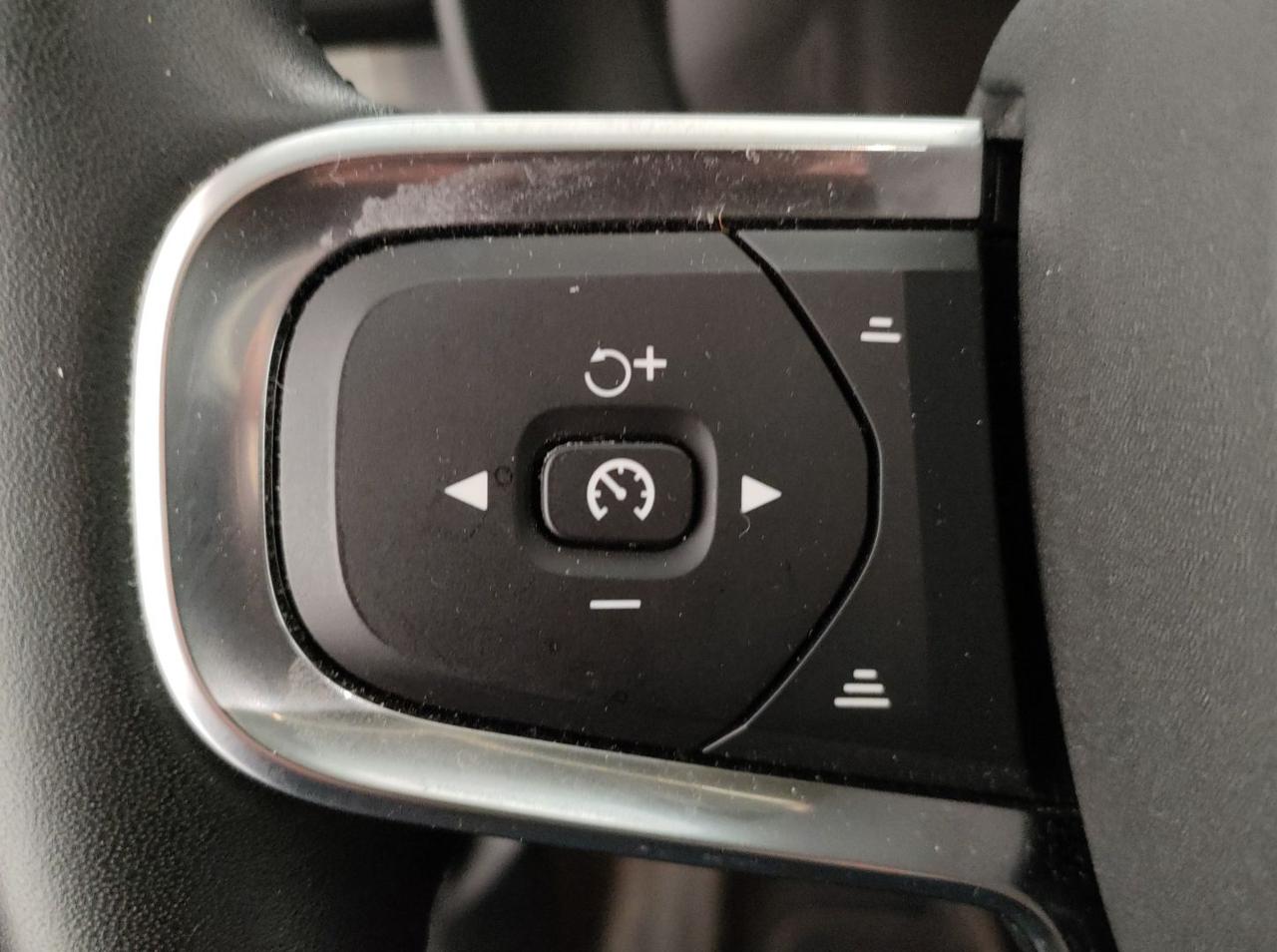 Acquista online VOLVO XC40