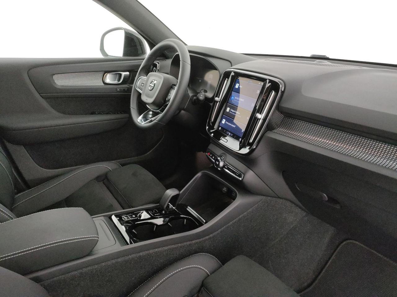 Acquista online VOLVO XC40