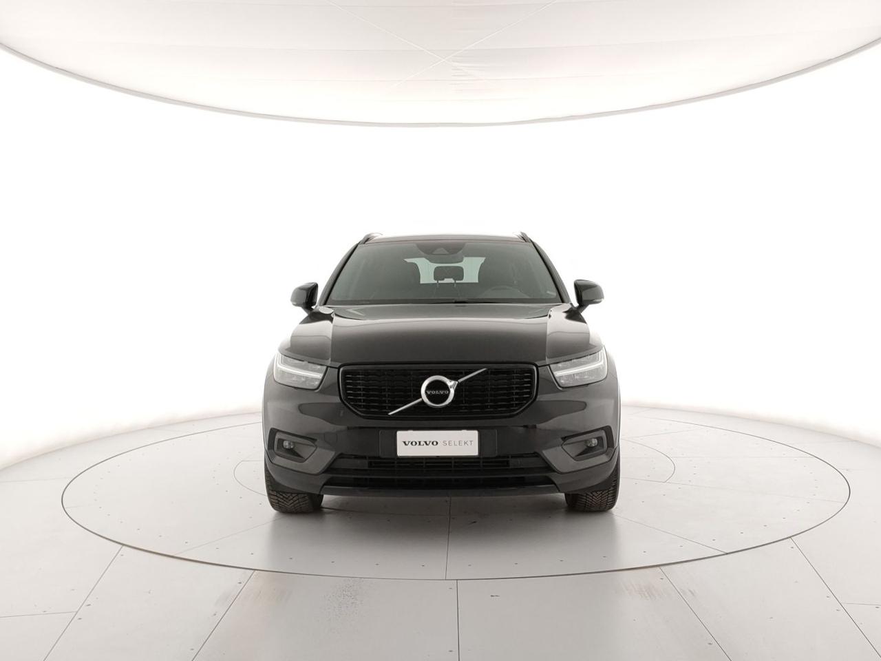 Acquista online VOLVO XC40